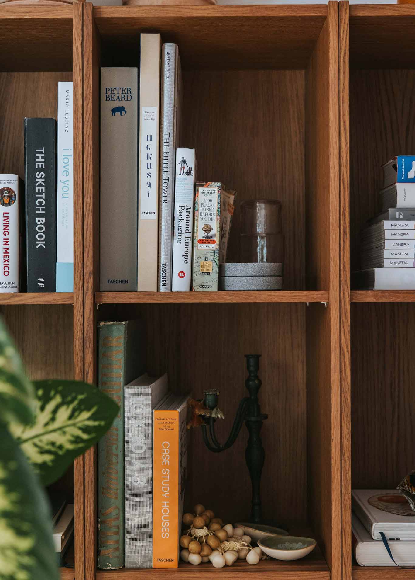Custom wooden bookshelf designed by De la Villa Studio – Canica