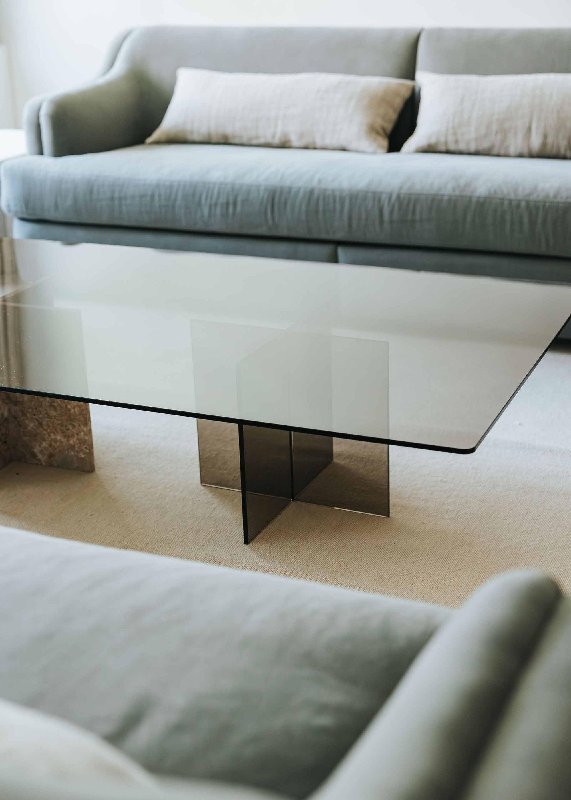 Marble and glass coffee table by De la Villa Studio – Canica