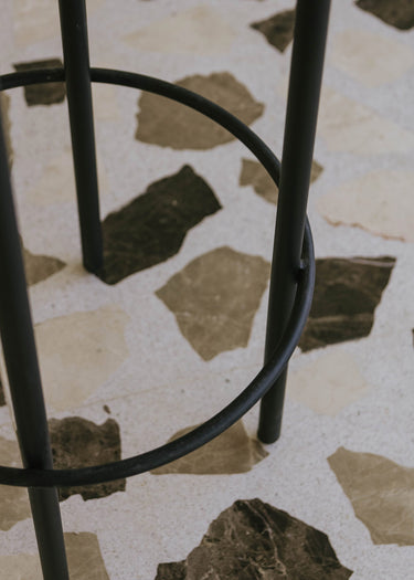 Taburete de forja sin respaldo y tapizado blanco MRGO Arquitectos – Canica