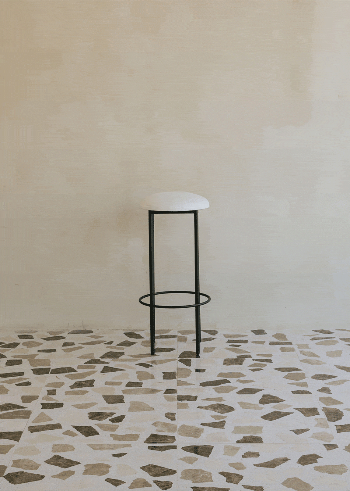 Taburete de forja sin respaldo y tapizado blanco MRGO Arquitectos – Canica
