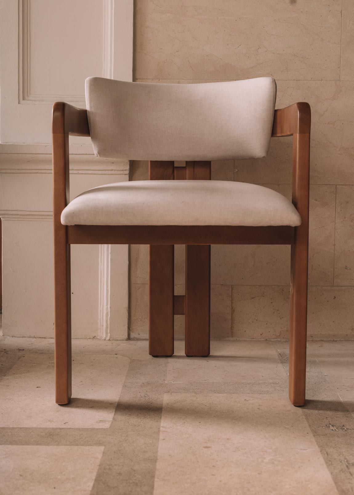 Silla con reposabrazos diseño de MRGO Arquitectos | Canica