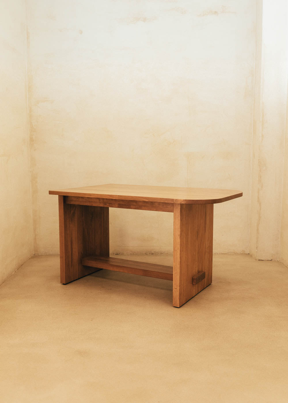 Mesa de comedor de madera de roble diseñada por dichoso estudio – Canica
